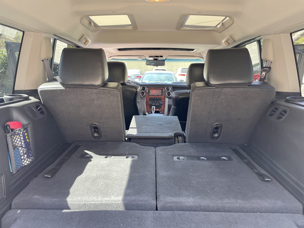 One of a Kind Jeep 2010 Commander in Excellent Condition 4