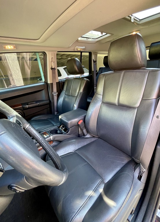 One of a Kind Jeep 2010 Commander in Excellent Condition 8