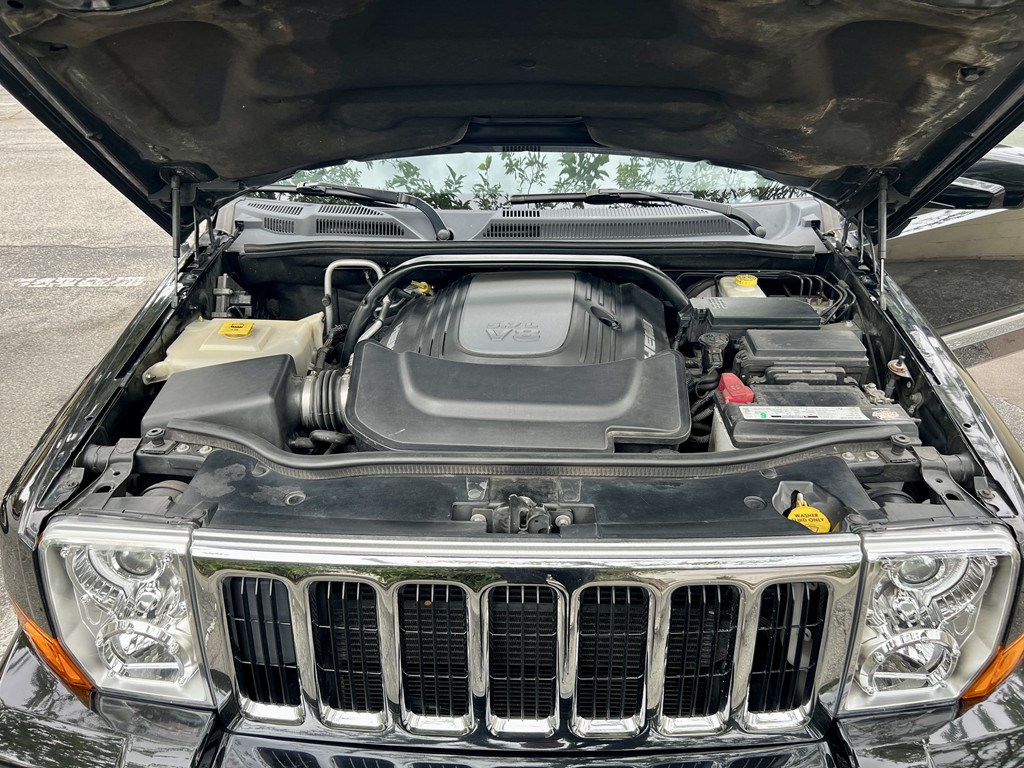 One of a Kind Jeep 2010 Commander in Excellent Condition 9